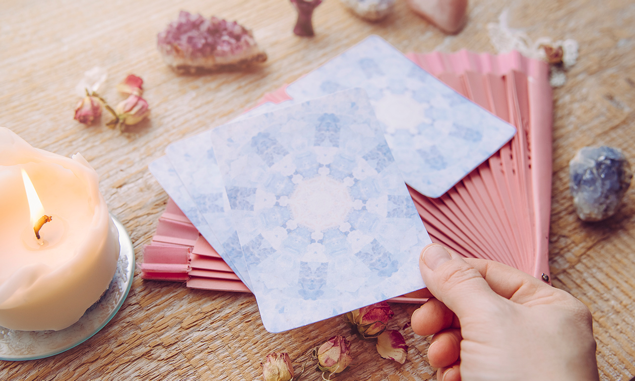 Medium Joëlle Rose, Kaartlegging (30 of 60 min) bespaar 67% in Eindhoven via Social Deal